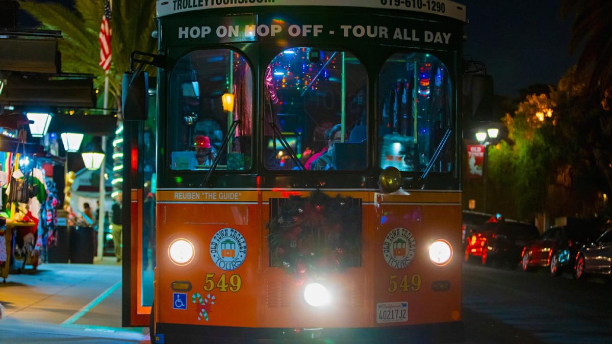 Old Town Trolley’s Holiday Sights and Festive Nights Tour | Nov 28 ...